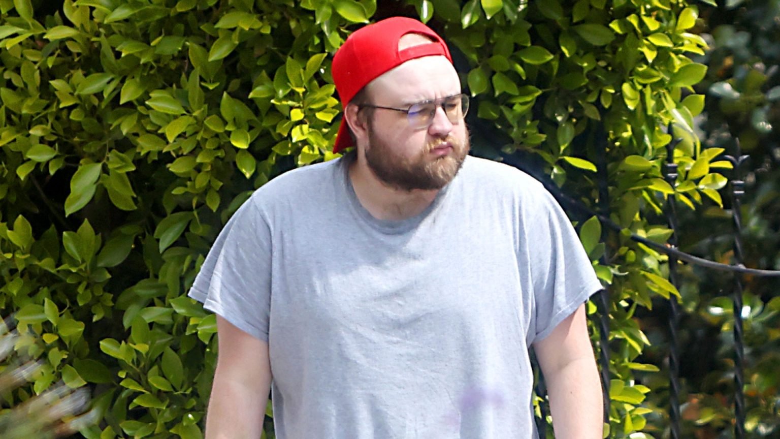 ¡Se ve diferente! Así luce hoy Angus T. Jones, el actor que interpretó ...